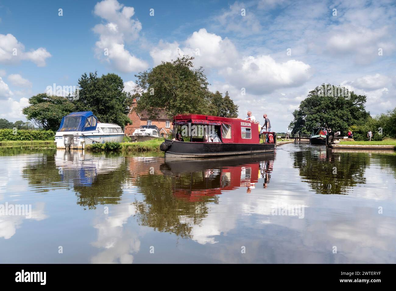 VACATION HOLIDAY DAY TRIP BOATING BARGE NARROWBOAT River Wey ...