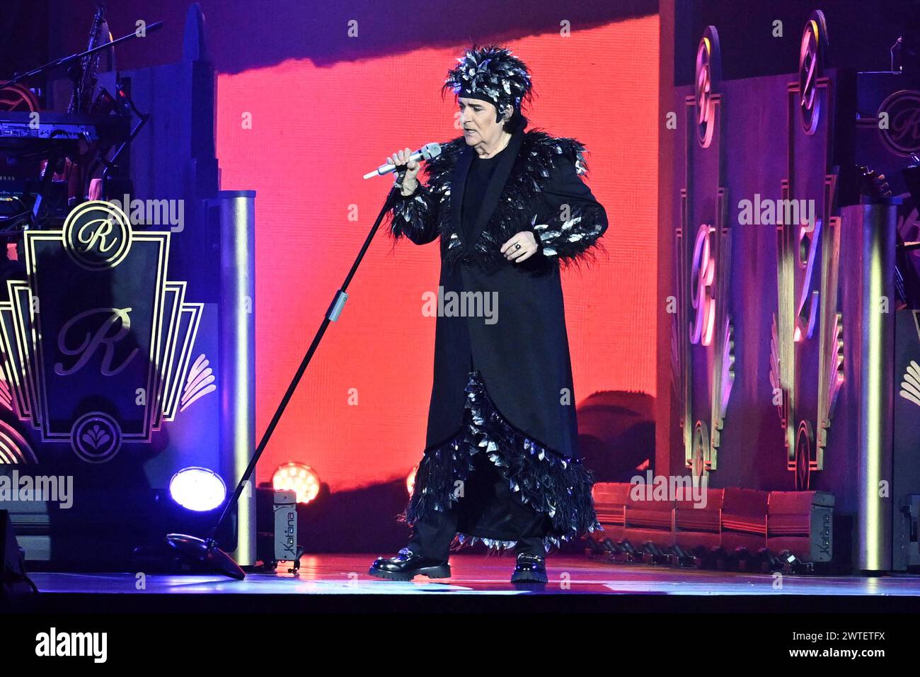 Italian singer Music Concert - Renato Zero - Autoritratto Renato Zero ...