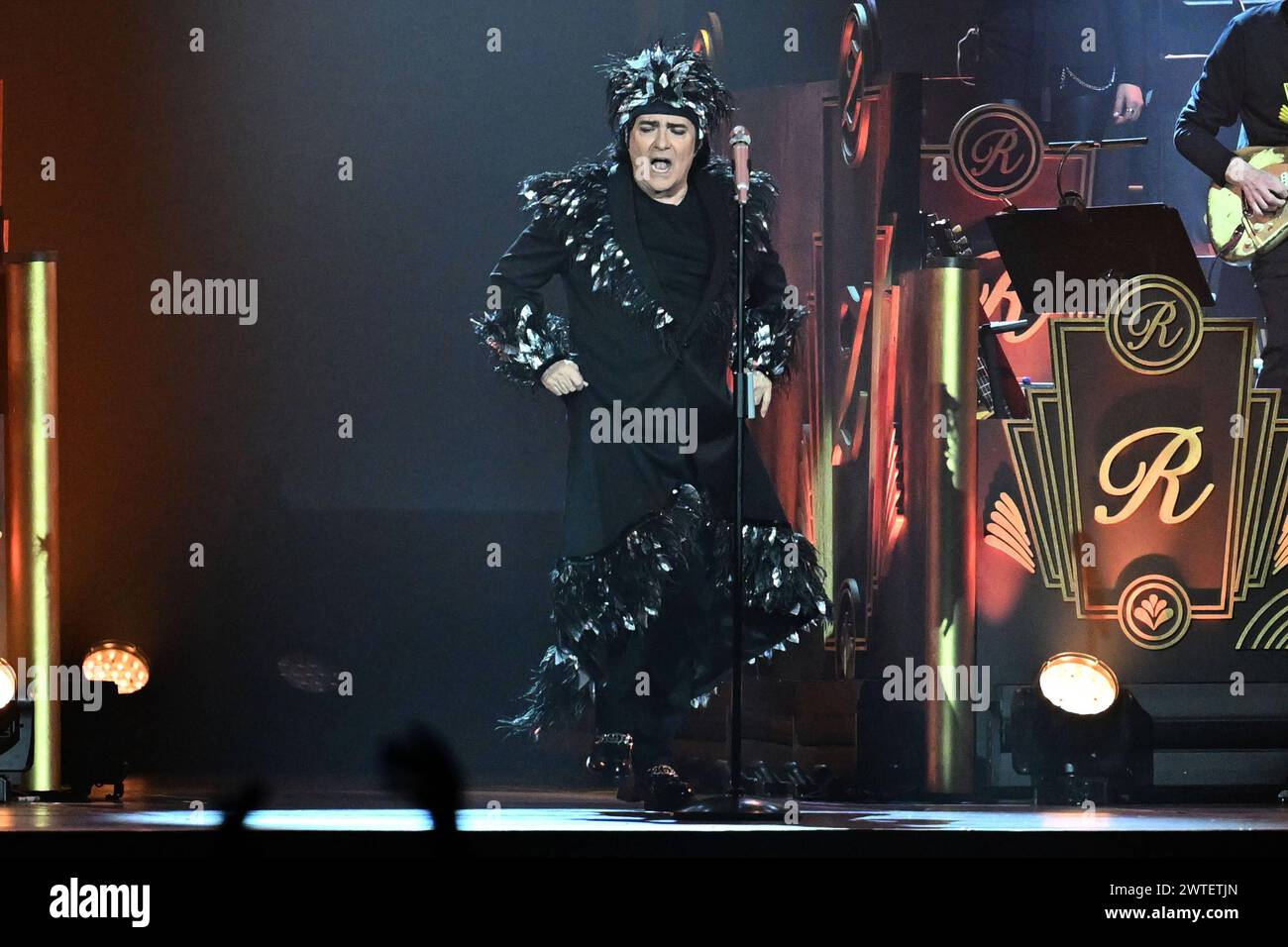 Italian singer Music Concert - Renato Zero - Autoritratto Renato Zero ...