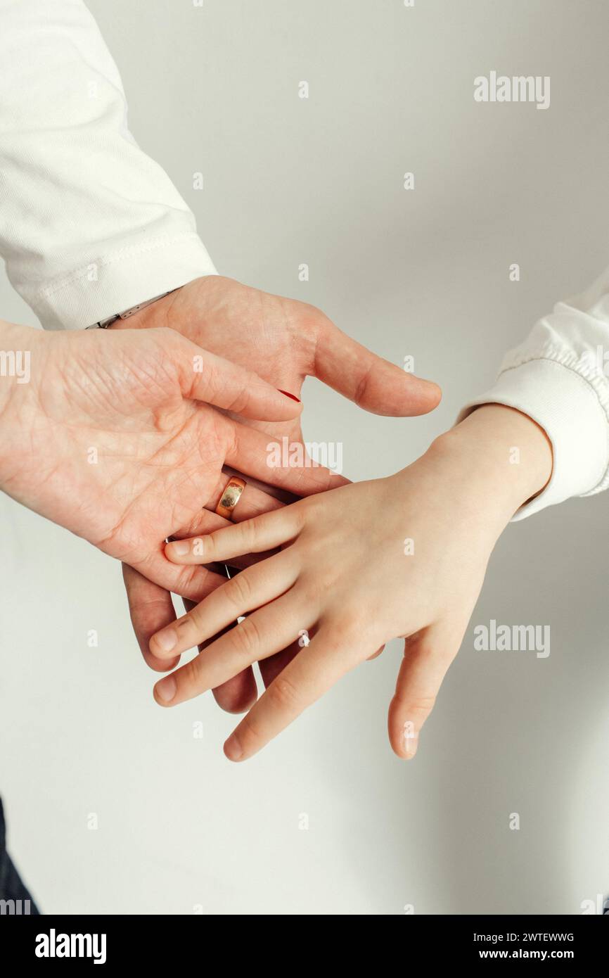 Interlock hands hi-res stock photography and images - Alamy
