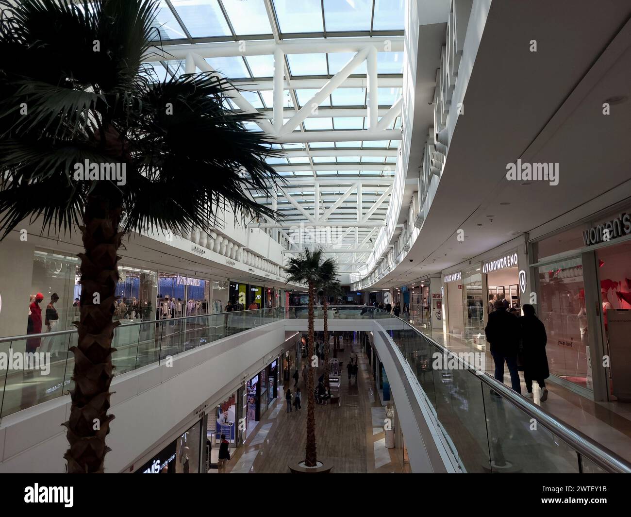Interior del centro comercial hi-res stock photography and images - Alamy