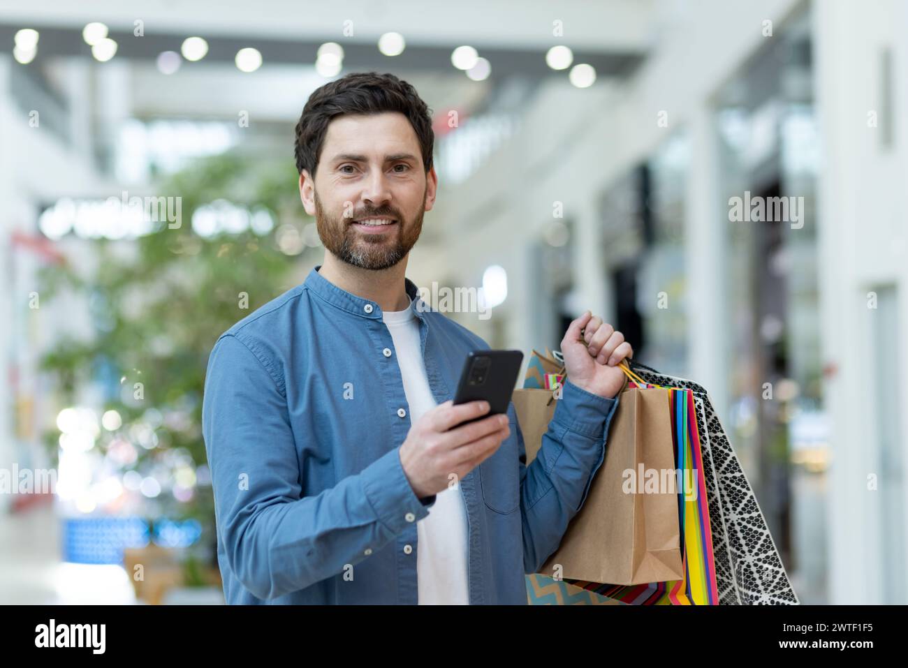 Shopping mall setting hi-res stock photography and images - Alamy