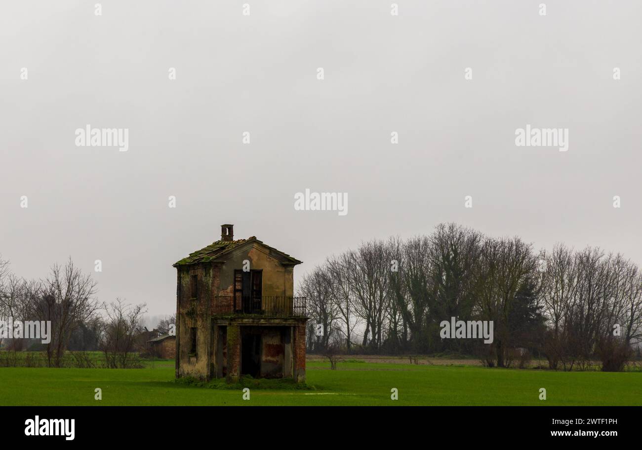 Abandoned cottage in a field hi-res stock photography and images - Alamy