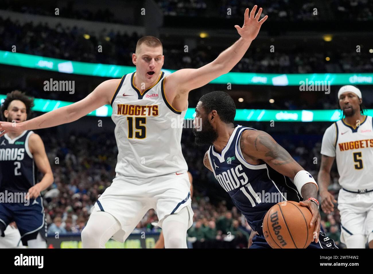 Denver Nuggets center Nikola Jokic (15) defends the drive by Dallas ...