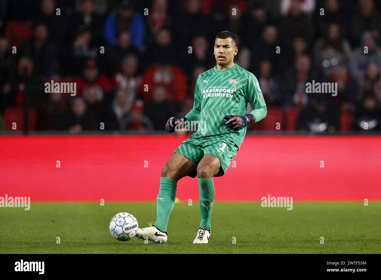 EINDHOVEN - PSV Eindhoven goalkeeper Walter Benitez during the Dutch ...