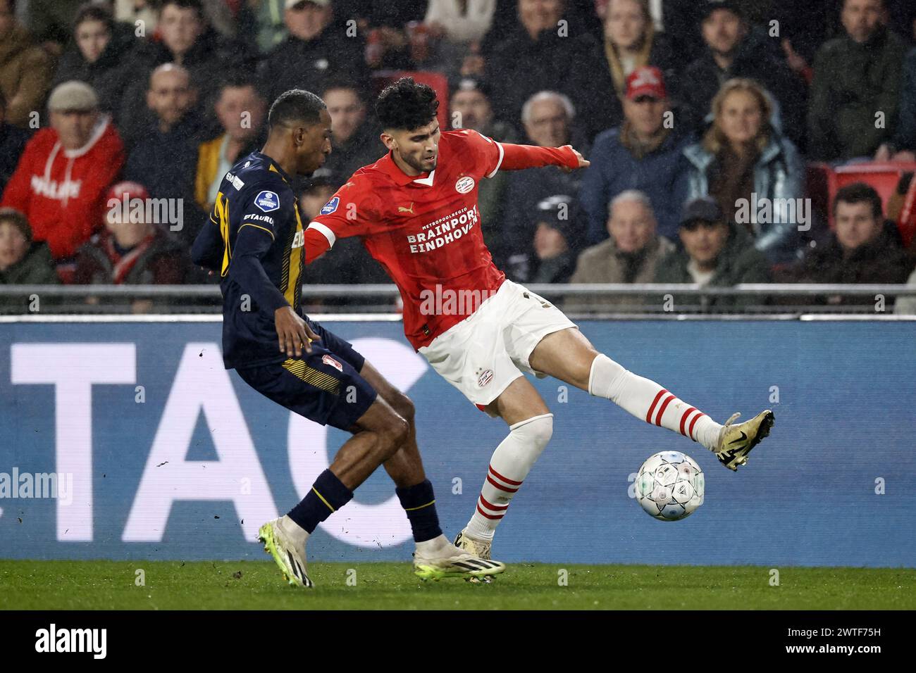 EINDHOVEN - (l-r) Joshua Brenet of FC Twente, Ricardo Pepi of PSV ...