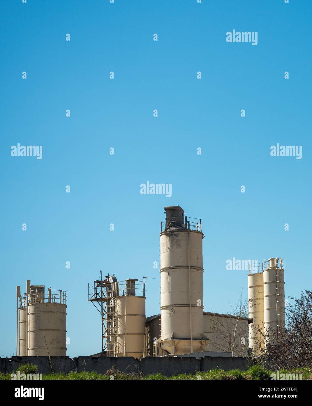 Processing against empty hi-res stock photography and images - Alamy