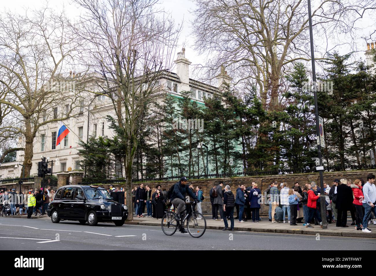 Polling station queue and uk hi-res stock photography and images - Alamy