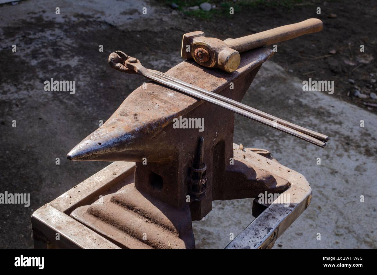 the blacksmith's anvil and tools, iron work, horseshoes, file pliers ...