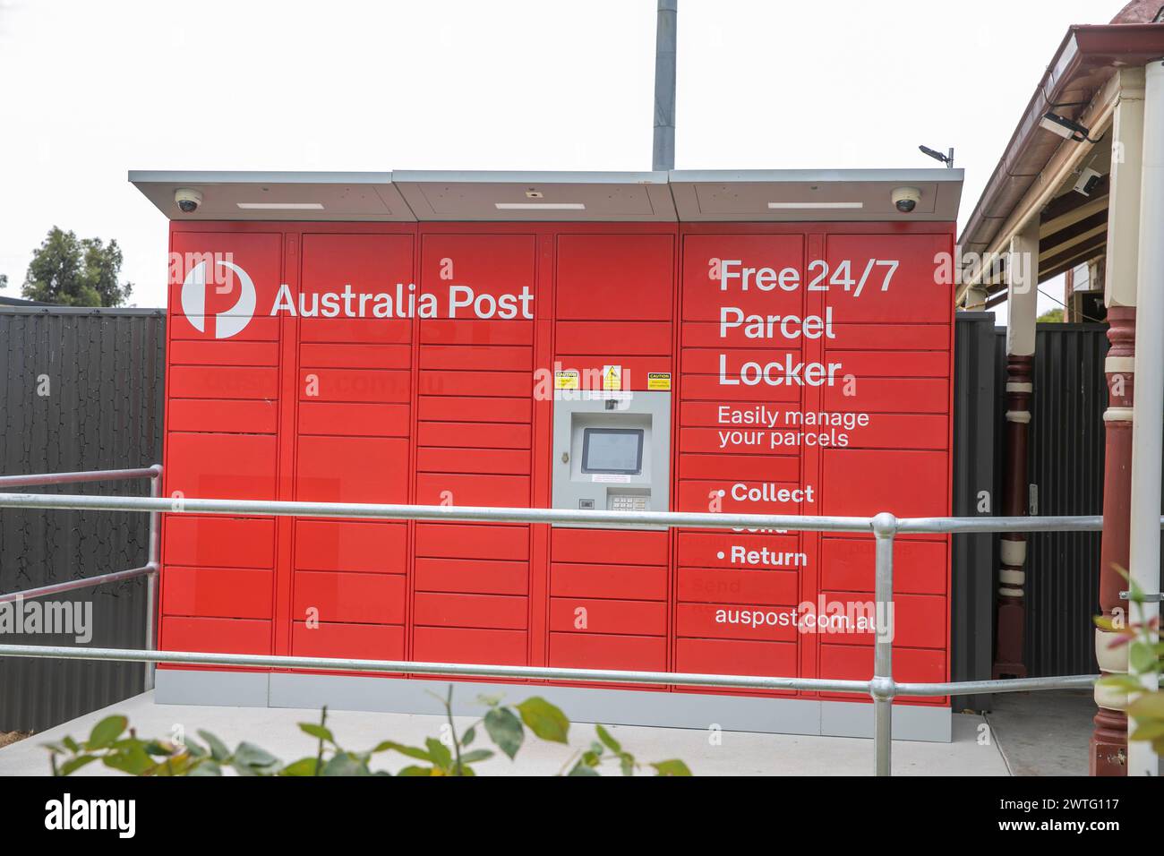 Australia Post 24/7 parcel locker for collection and returns of parcel ...