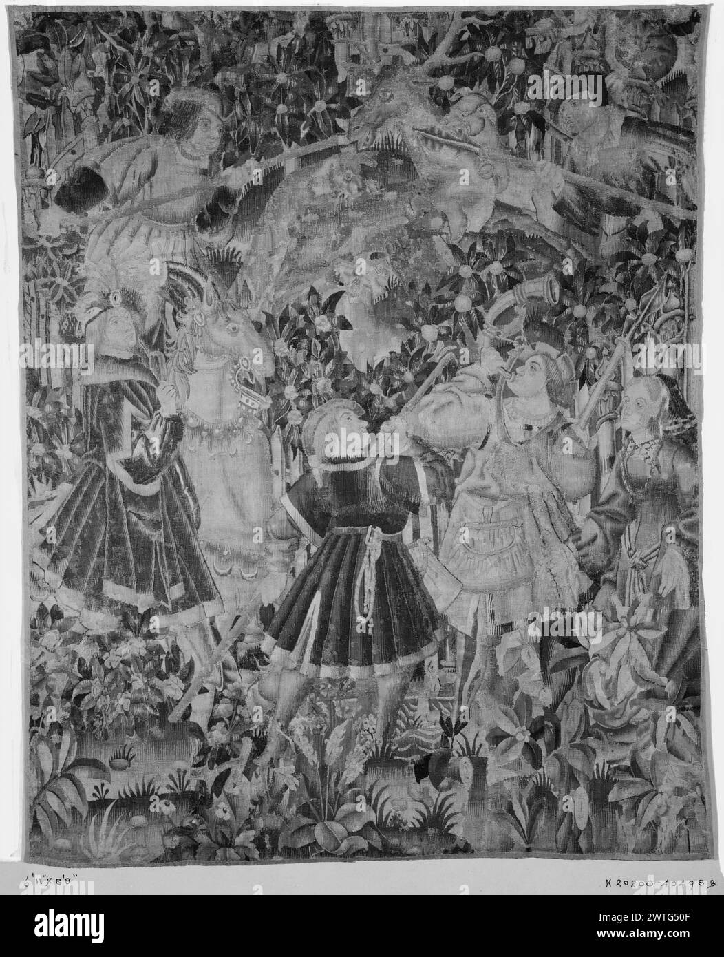 Blowing hunting horn hi-res stock photography and images - Alamy