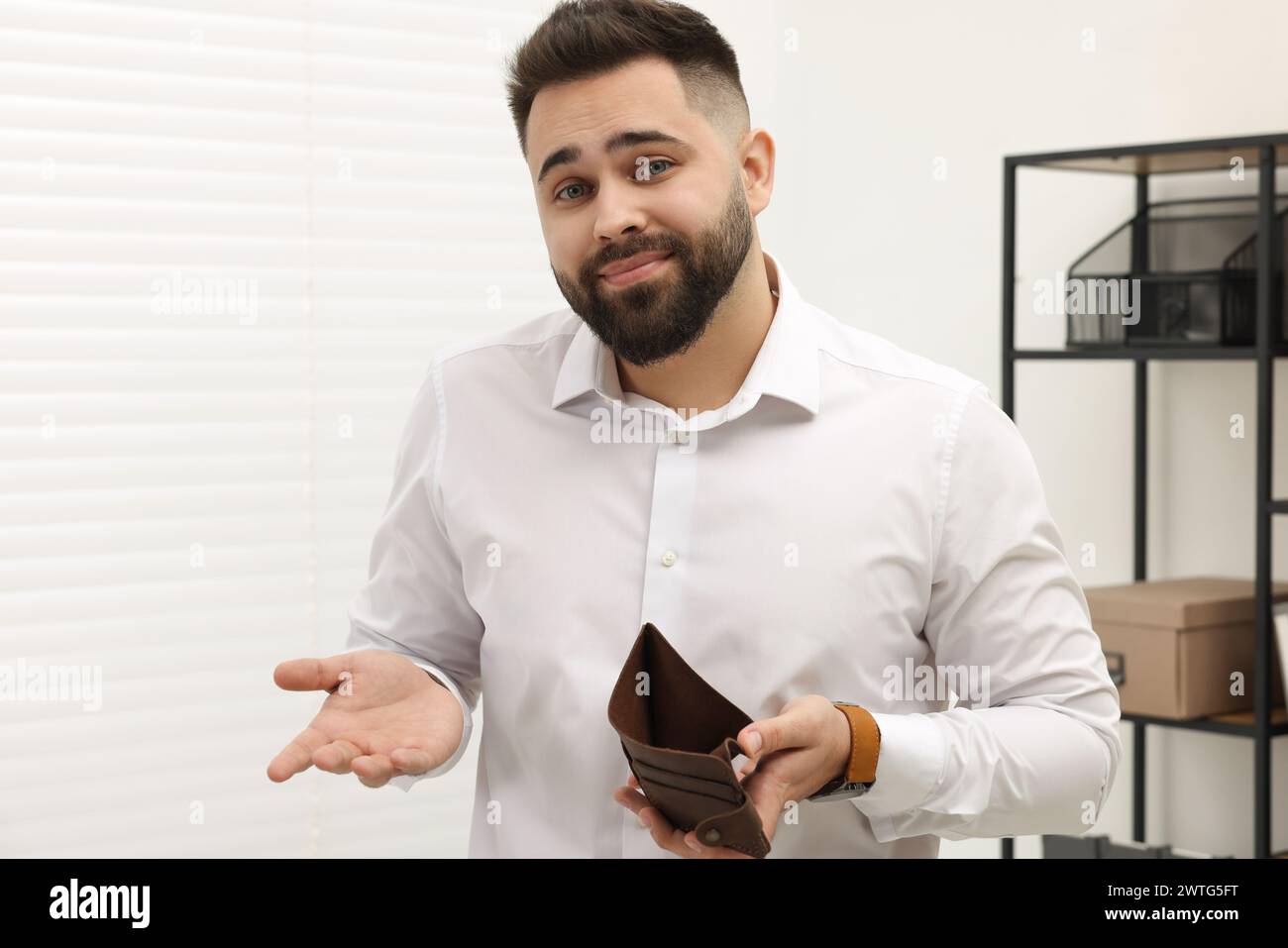 Upset man empty wallet hi-res stock photography and images - Alamy