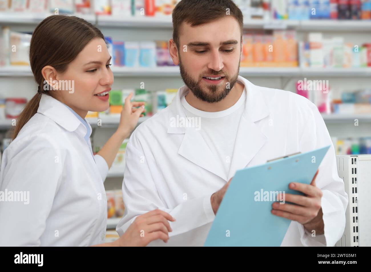 Doctor assistant working together hi-res stock photography and images ...