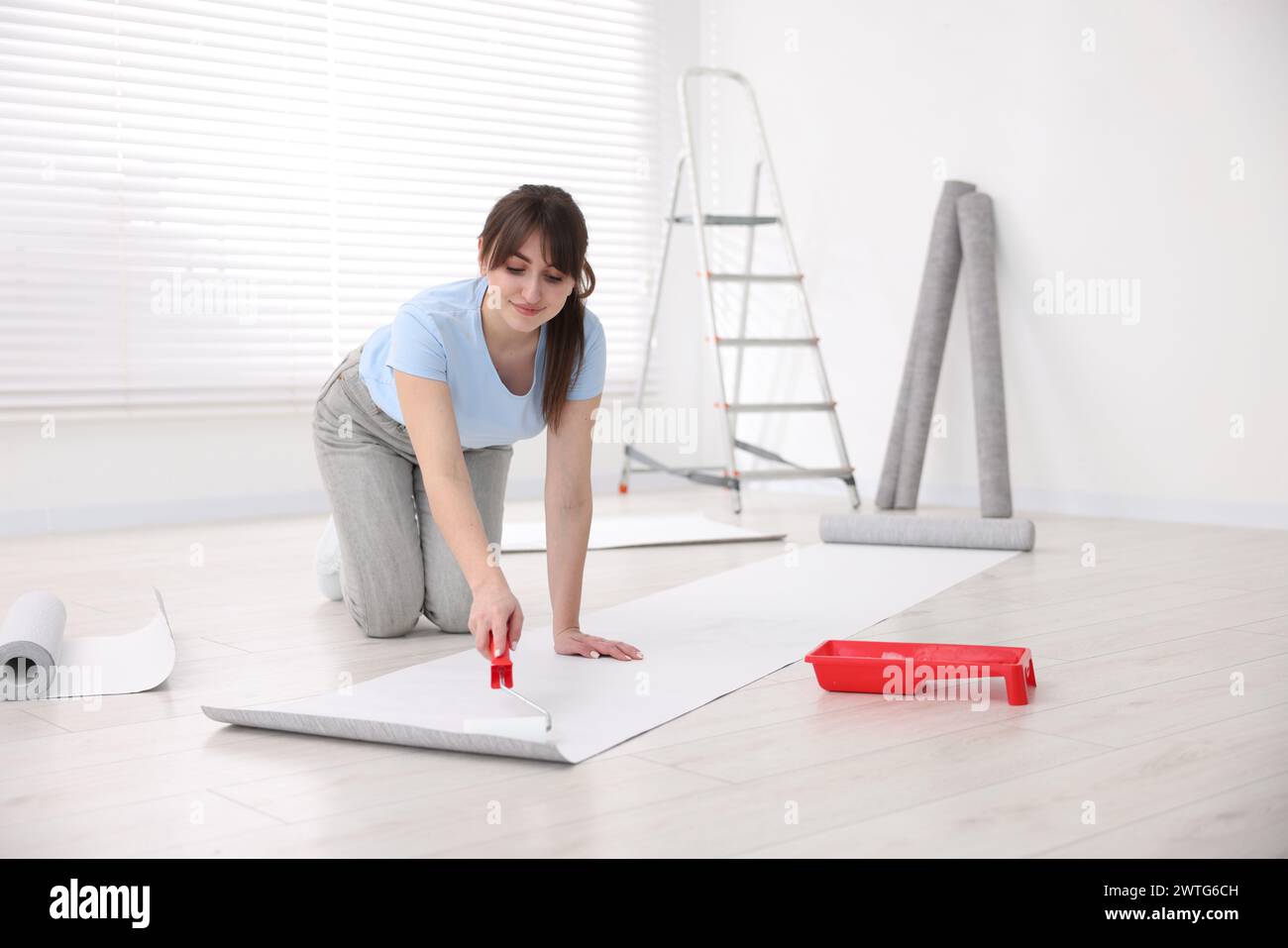 Young woman applying sheet hi-res stock photography and images - Alamy