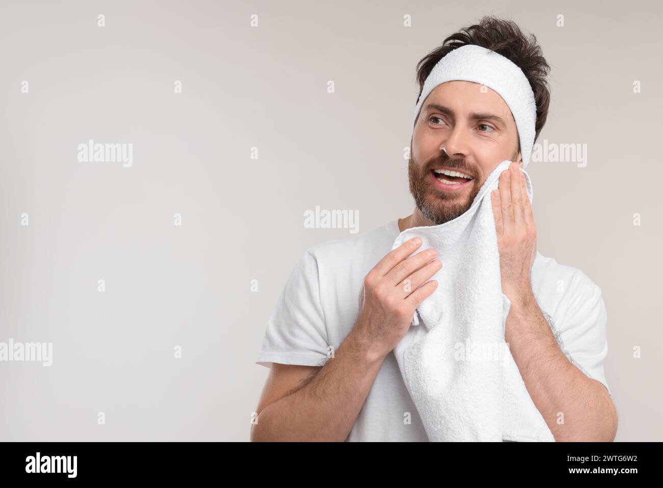 Man wiping face bath towel hi-res stock photography and images - Alamy