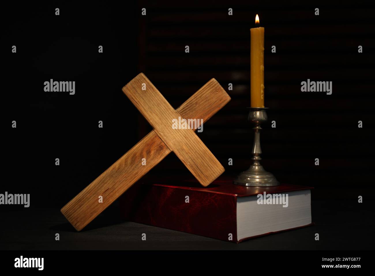 Cross on table hi-res stock photography and images - Alamy