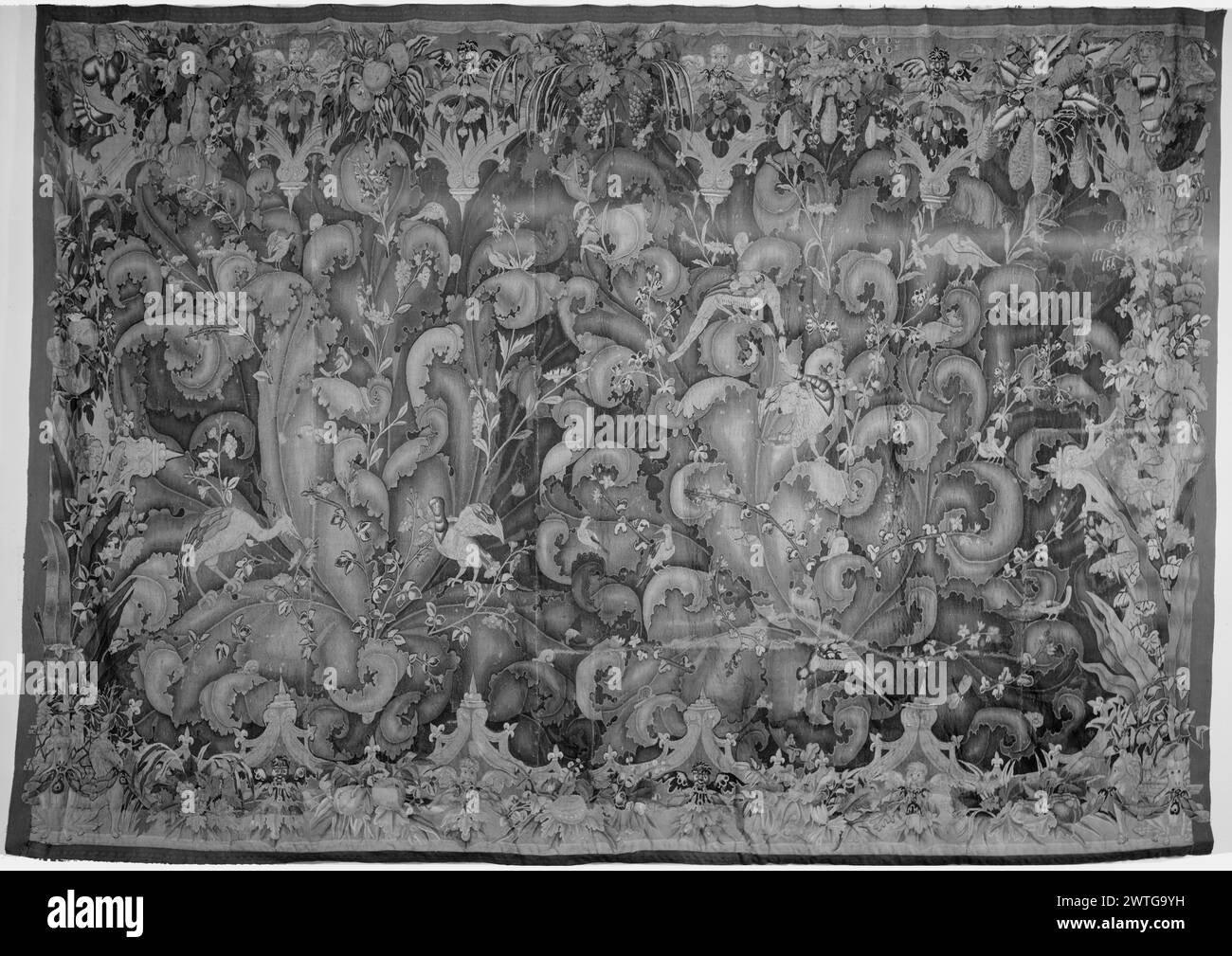 Large-leaf proscenium-verdure with proscenium incorporated into border ...