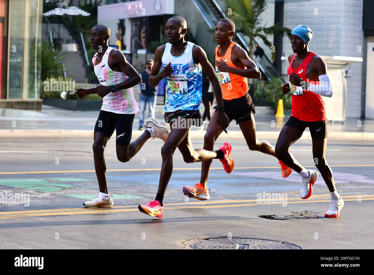 Los Angeles, USA. 18th Mar, 2024. Professional men's runners head up ...