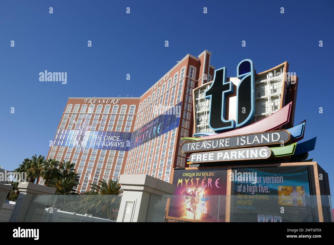 Cirque du sleil hi-res stock photography and images - Alamy