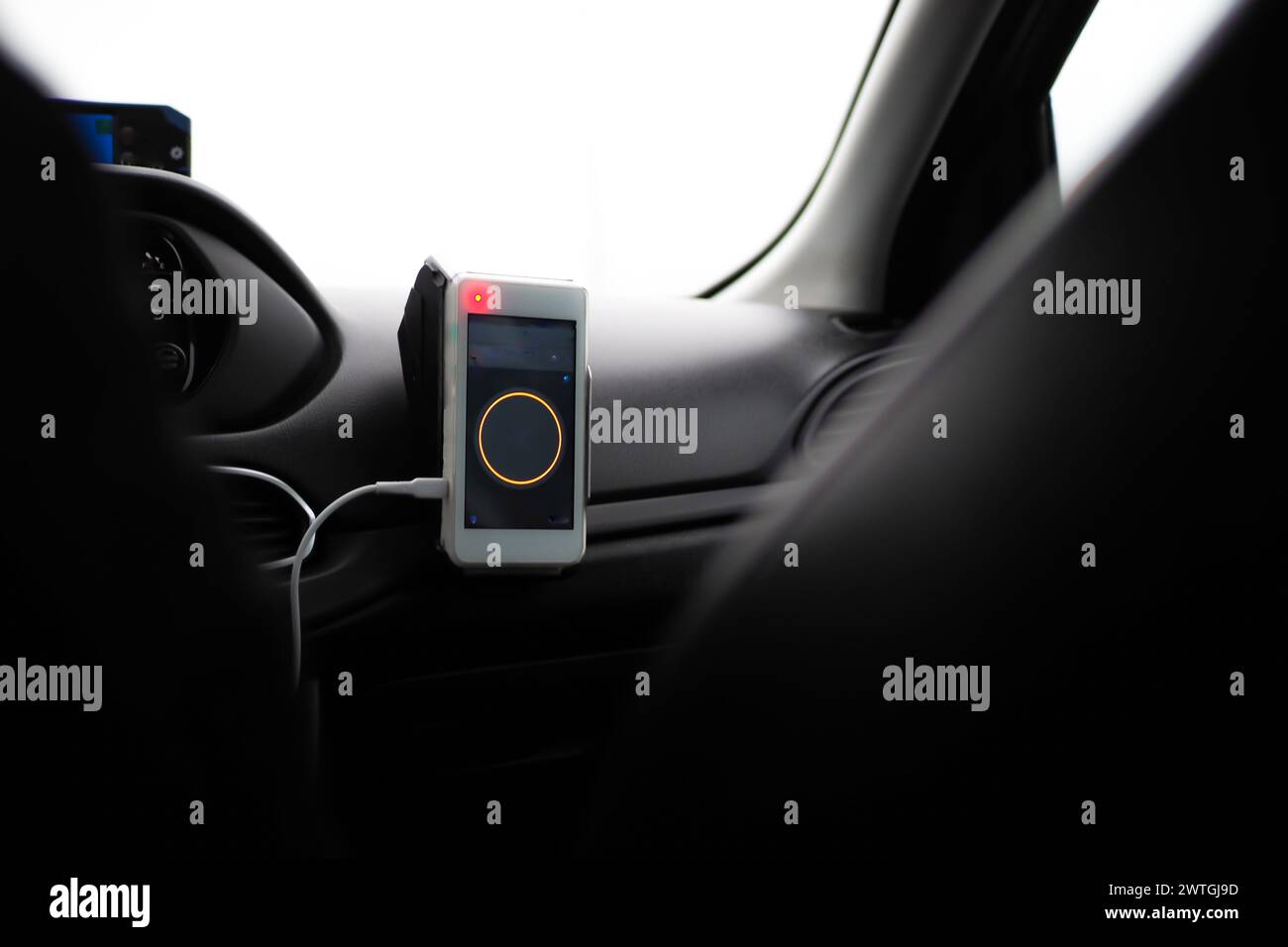 Pos machine on yellow taxi hi-res stock photography and images - Alamy