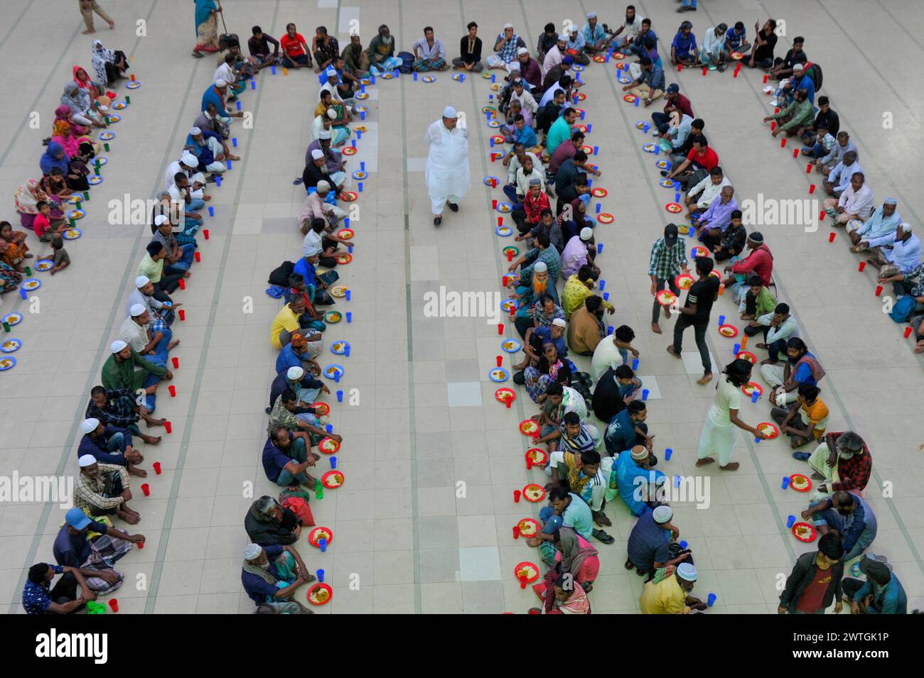 Non Exclusive: Around 400 Fasting Muslims sits together to take Iftar ...