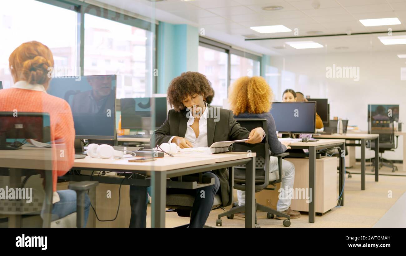 Coworkers at their desks hi-res stock photography and images - Alamy