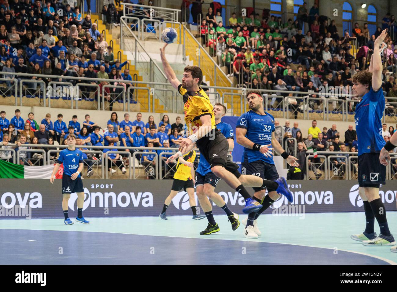 Ooms hi-res stock photography and images - Alamy