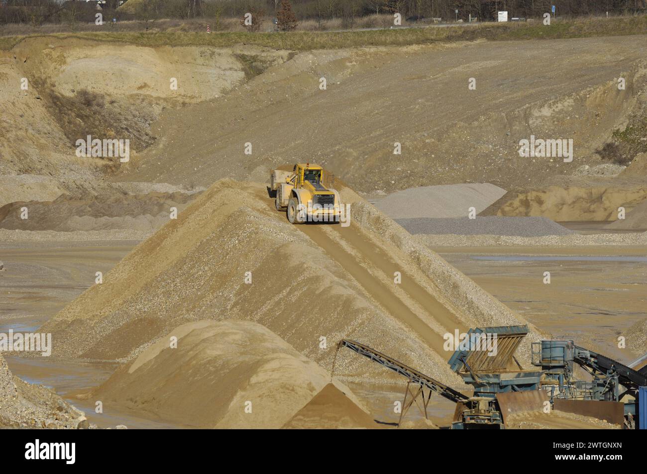 Yellow dump truck hi-res stock photography and images - Alamy