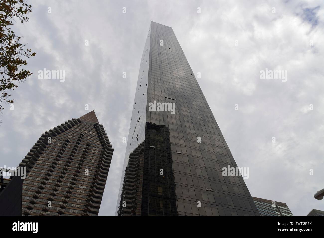 Grey glass facade hi-res stock photography and images - Alamy