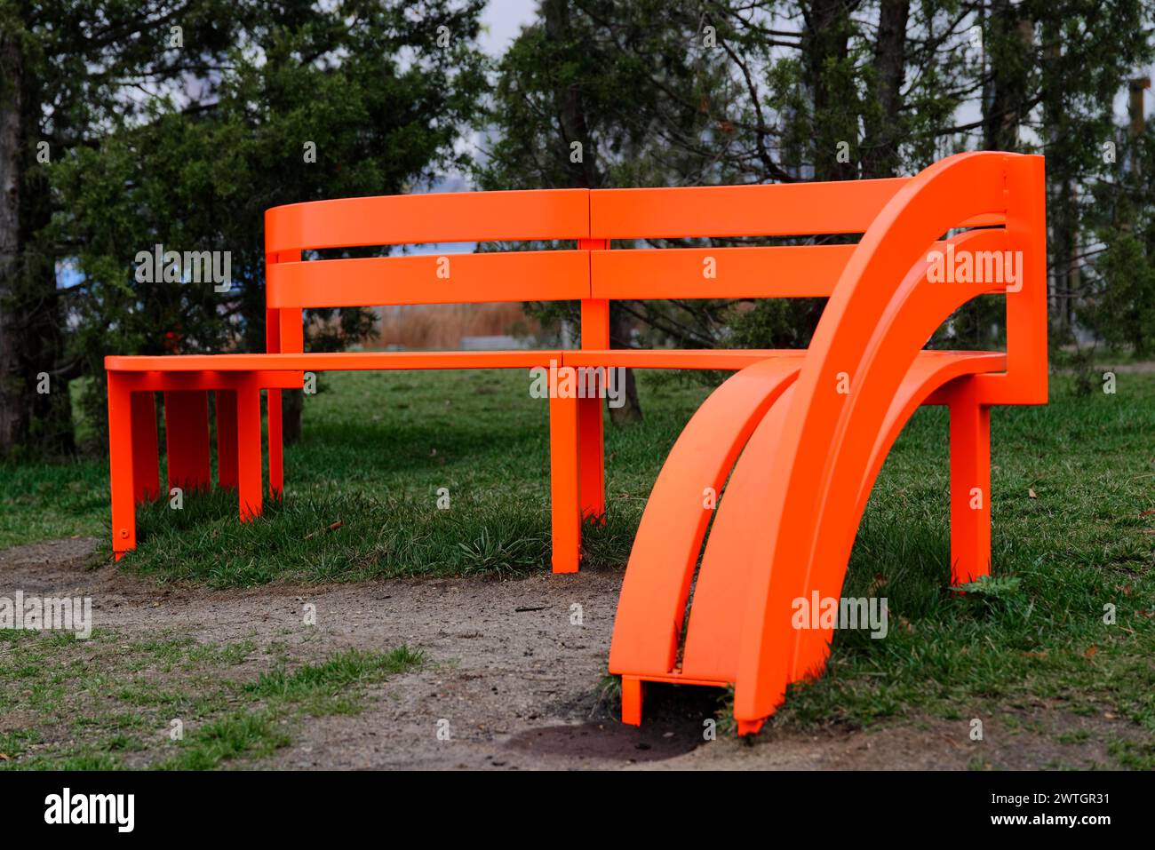 Modern park bench hi-res stock photography and images - Alamy