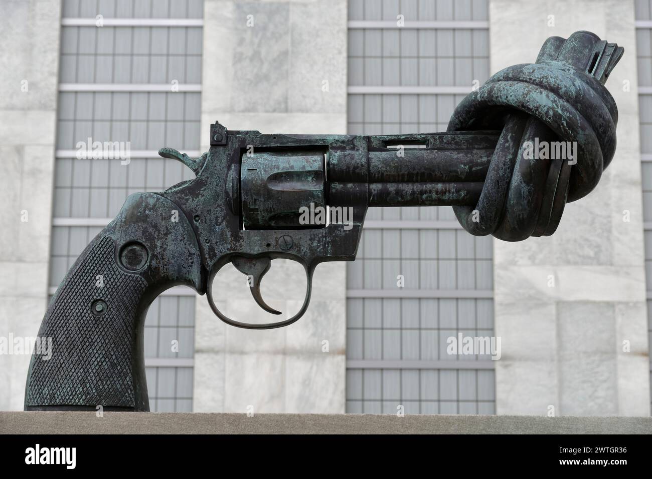 United nations headquarter sculpture hi-res stock photography and ...