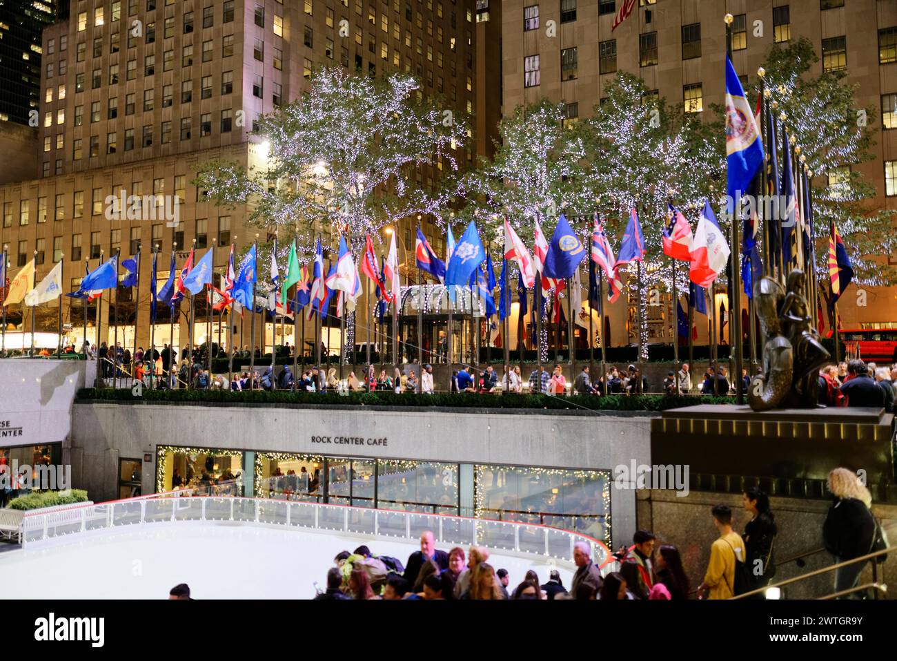 Flags rockefeller center new york hi-res stock photography and images - Alamy