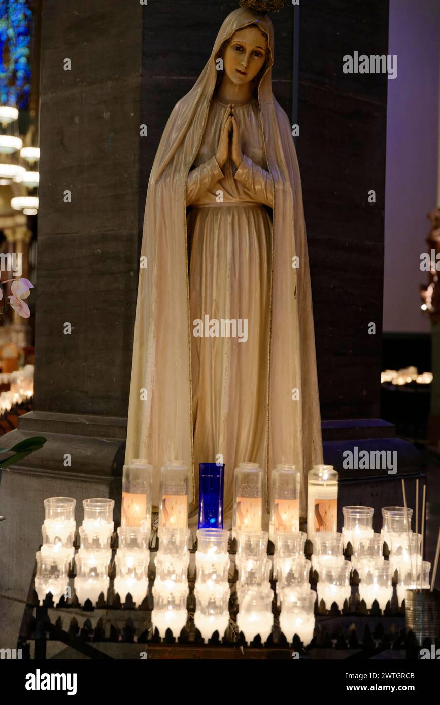 St Paul the Apostle Church NYC, statue of the Virgin Mary in prayer ...