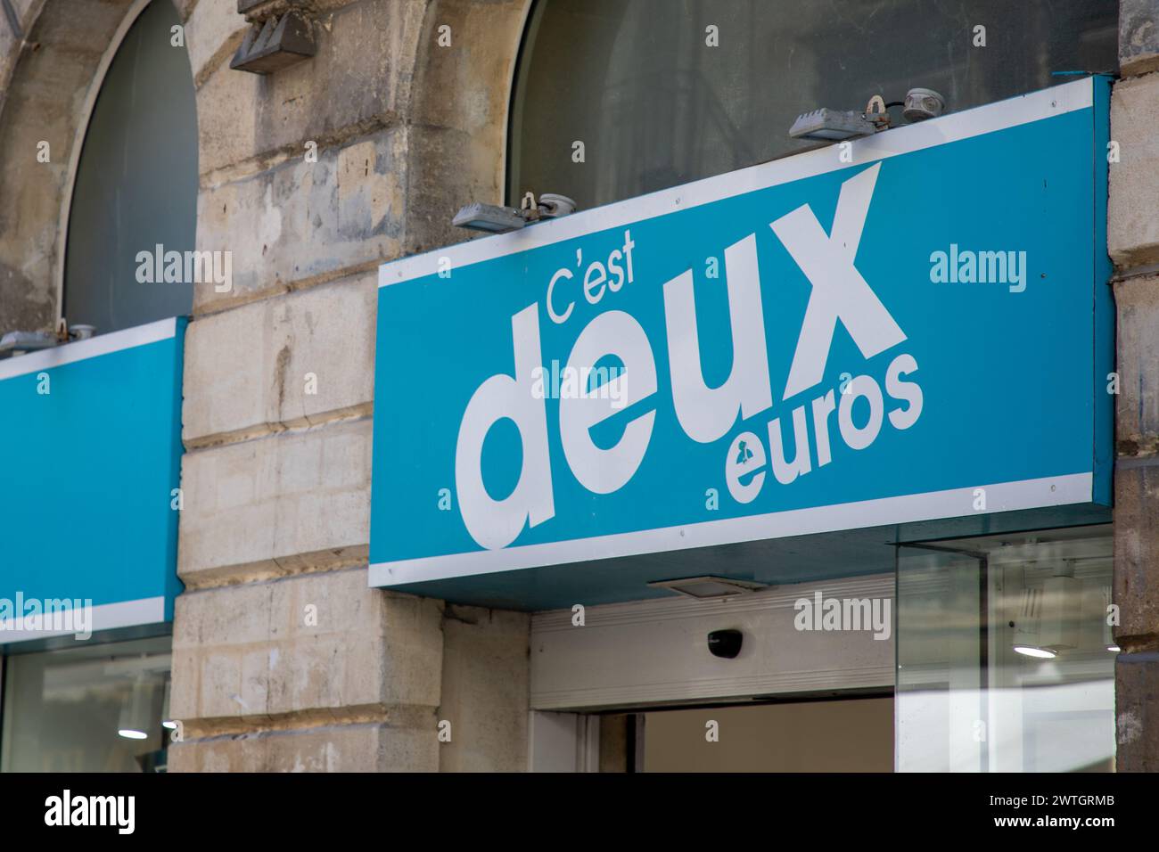 Bordeaux , France - 03 17 2024 : c'est deux euros logo brand and text ...