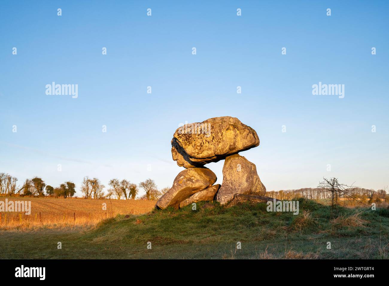 Burial mound england hi-res stock photography and images - Alamy