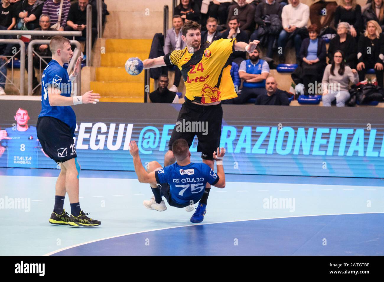 Simon ooms hi-res stock photography and images - Alamy