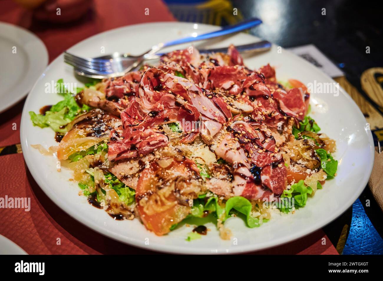 Healthy salad with lettuce, tomato ham and sesame seeds Stock Photo - Alamy