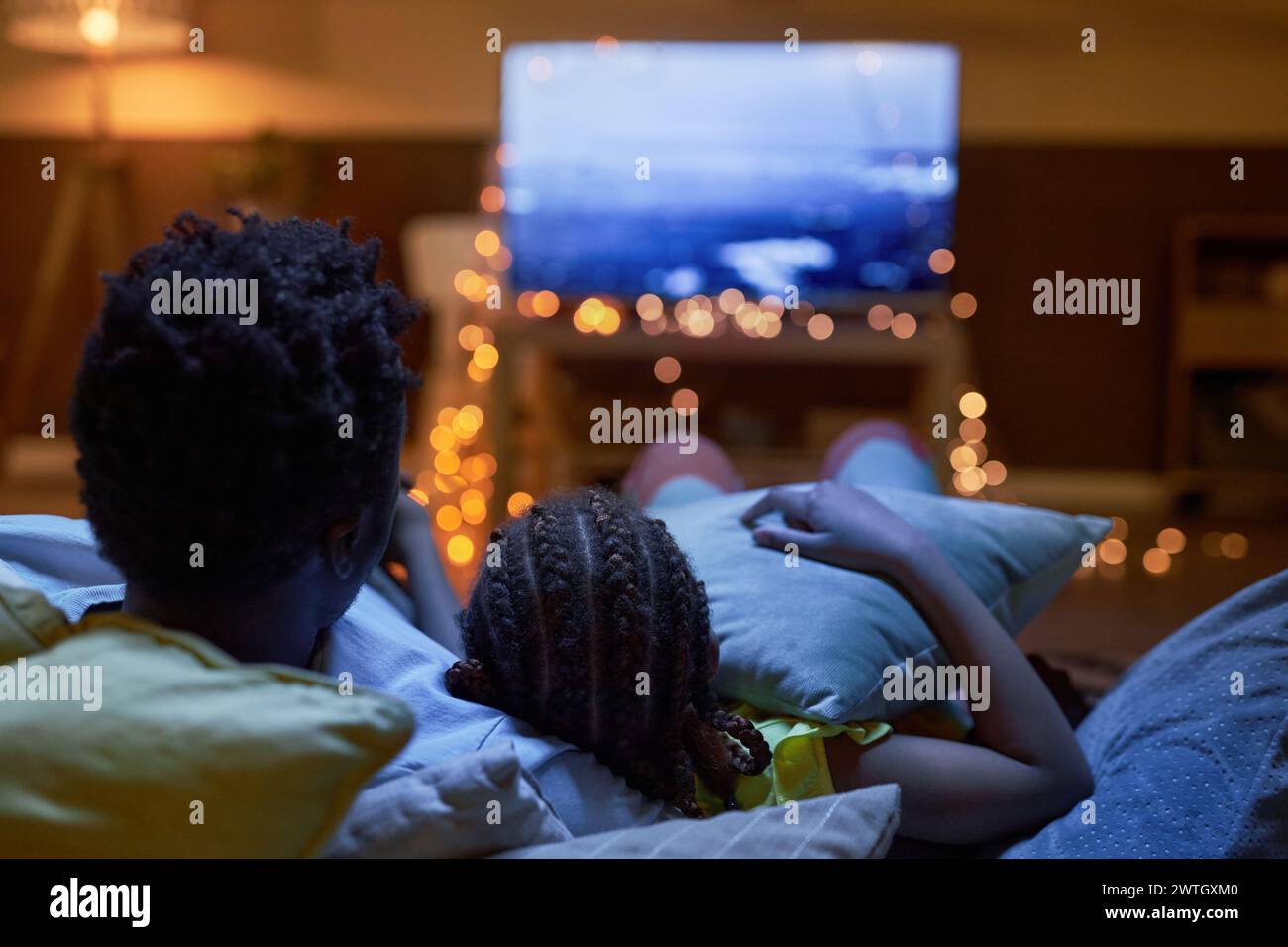 Black family watching tv hi-res stock photography and images - Alamy
