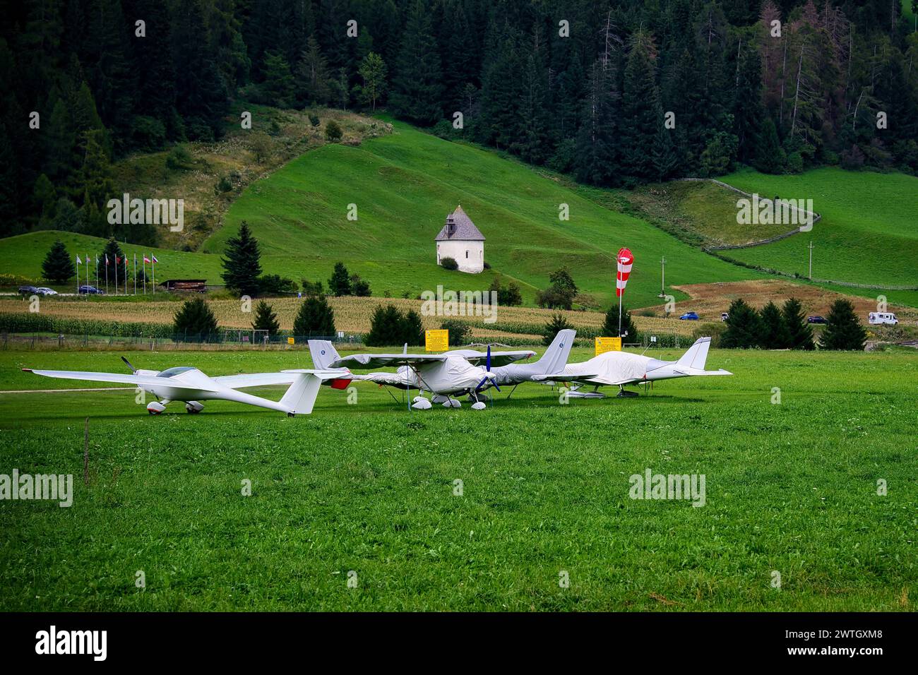 Airfield structures hi-res stock photography and images - Alamy