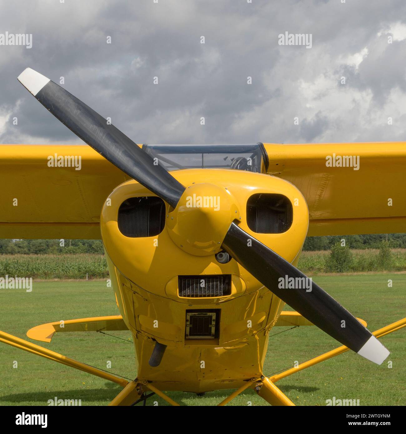 Airplane air screws hi-res stock photography and images - Alamy