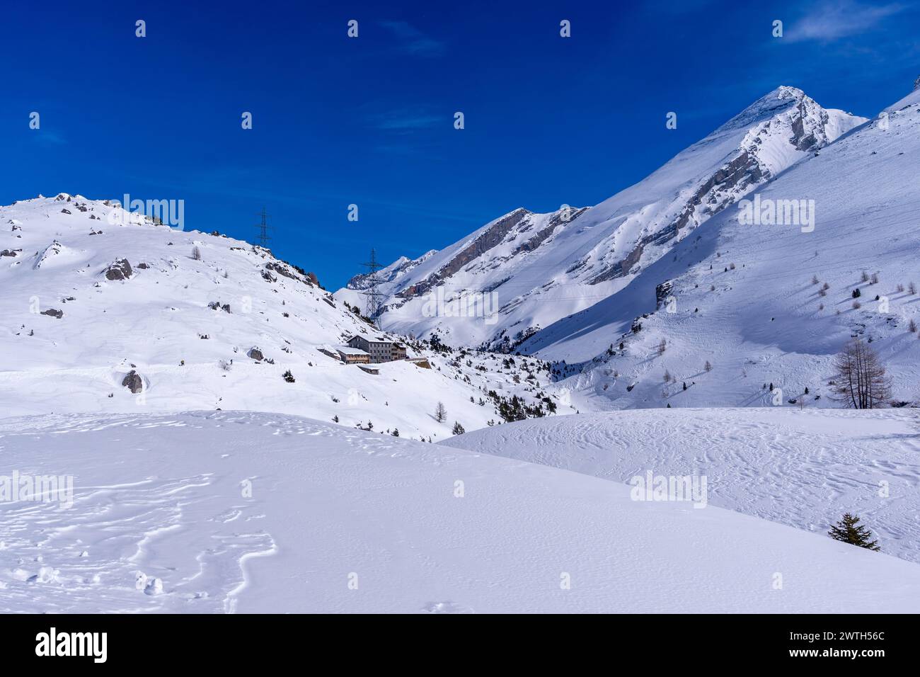 Mountains such as Chli Rinderhorn and Oberes Tatelishorn surround the ...