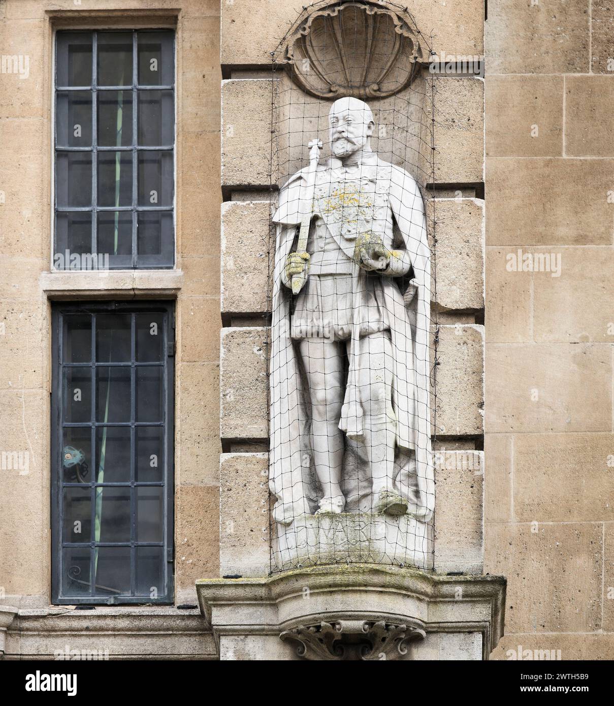 Statue, of king Edward VII, on an outside wall of Oriel College ...
