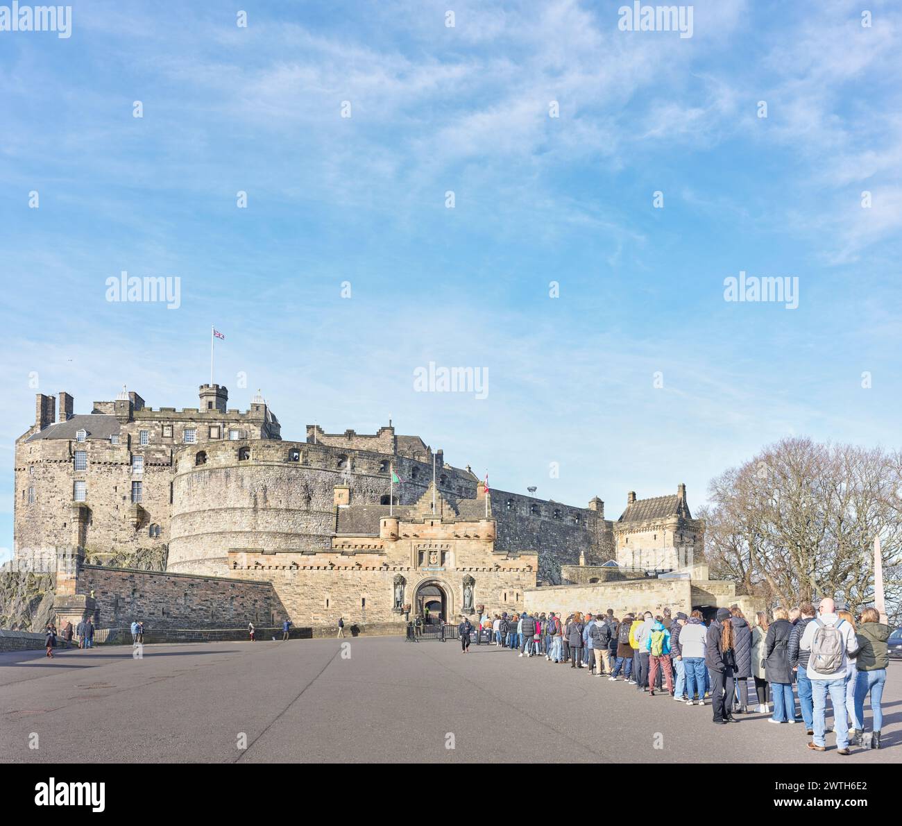 Queue for castle hi-res stock photography and images - Alamy