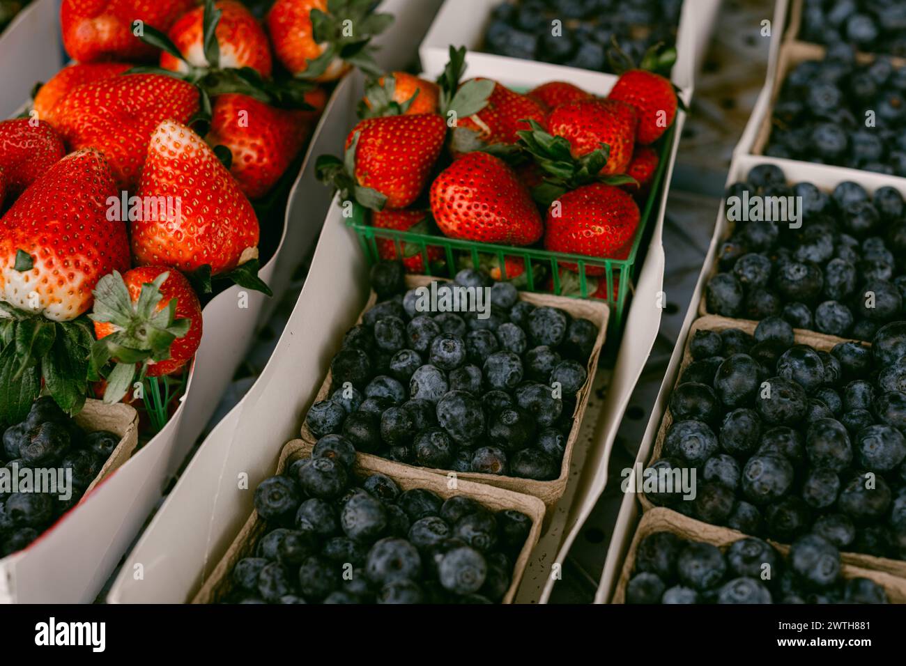 Fresh fruit for sale at farmer's market Stock Photo - Alamy