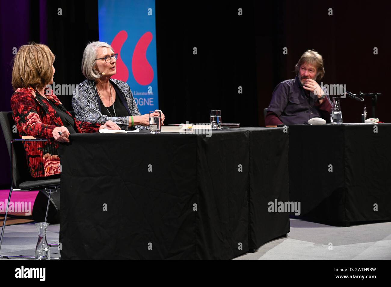 Literaturwissenschaftlerin Angela Spizig, l-r, die kanadische ...