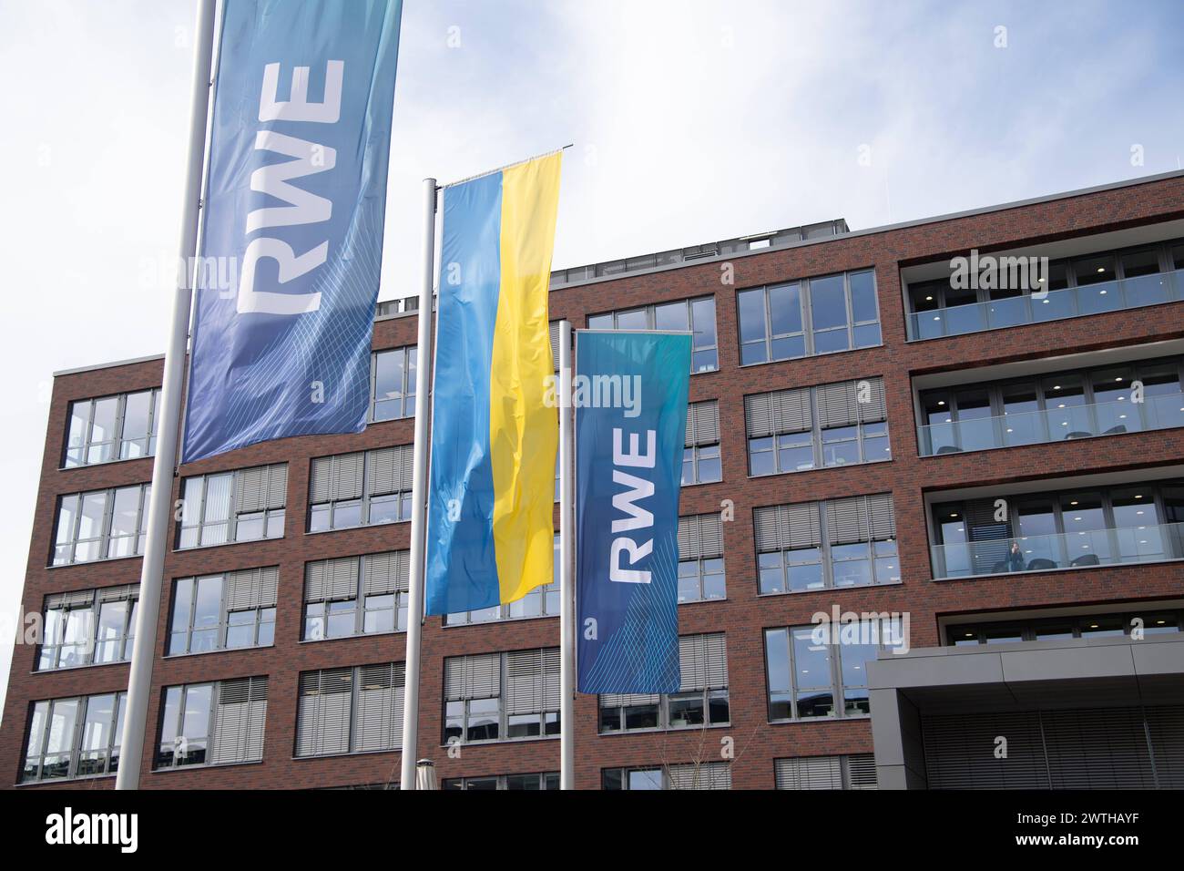 Die Konzernzentrale der RWE, RWE Campus, Fahnen, Aussenansicht ...