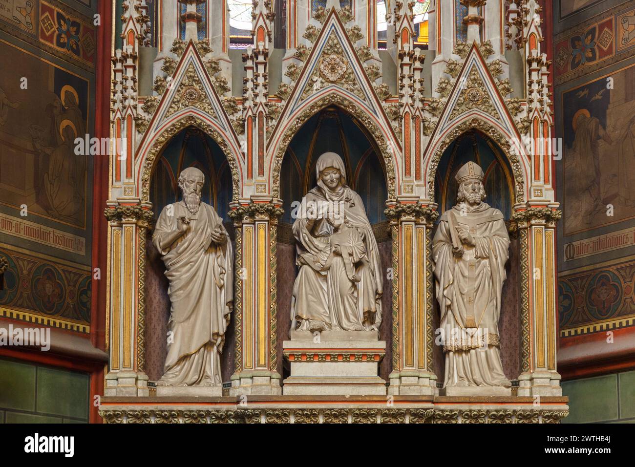 Trio of statues hi-res stock photography and images - Alamy