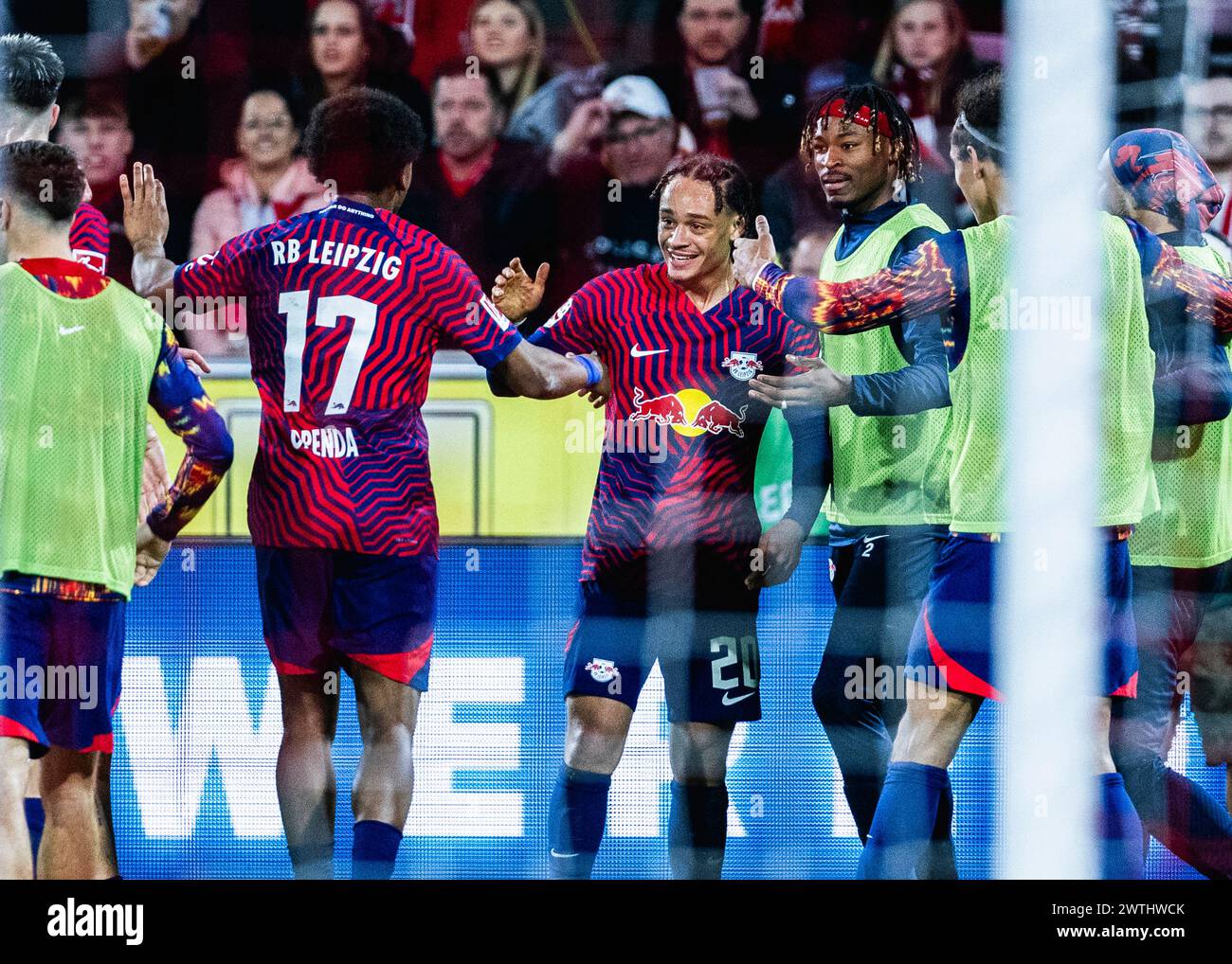 Köln, RheinEnergieStadion, 15.03.2024: Xavi Simons (Leipzig) (R)legt vor zum 2:1 Tor und jubelt ...