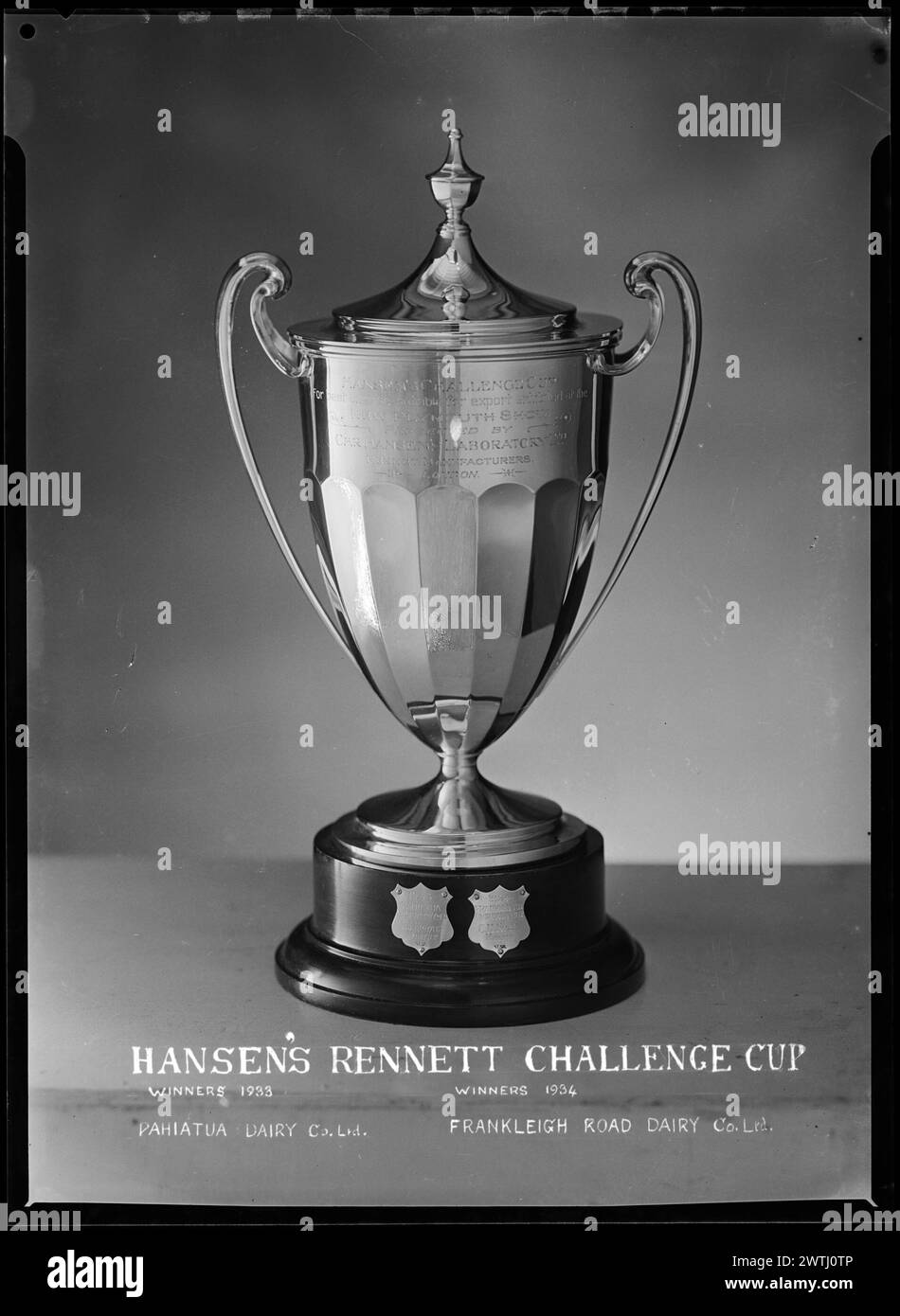 Silver cup trophy silverware award prize hi-res stock photography and ...