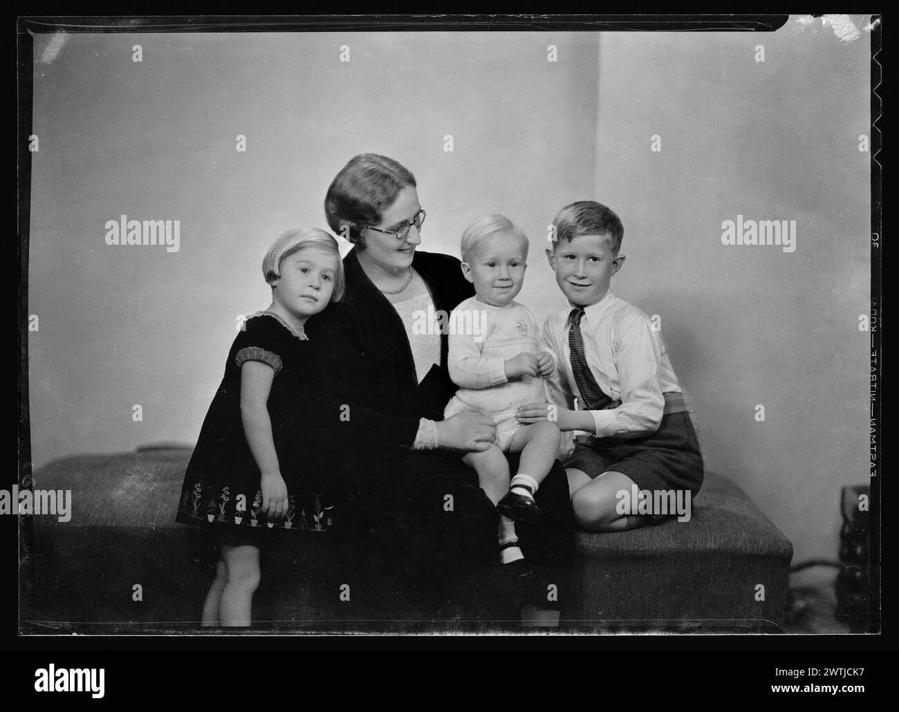 Mrs Henderson and children Nitrate negatives, black-and-white negatives ...
